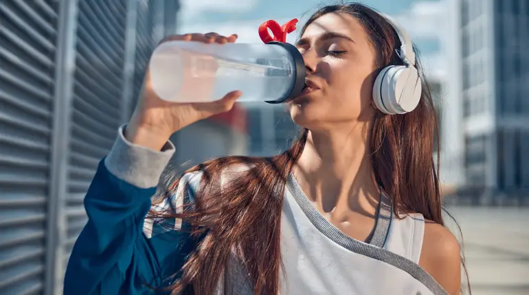 Por Que Beber Água Fria Pode Prejudicar a Voz? - FonoStart